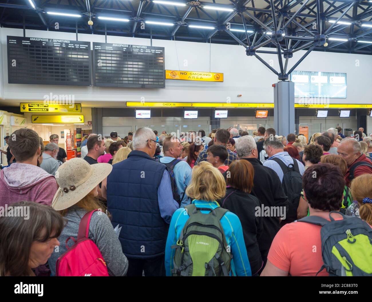 Transport airport luggage queuing hi-res stock photography and images ...