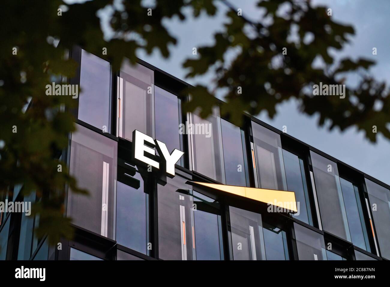 Ey office headquarters hi-res stock photography and images - Alamy