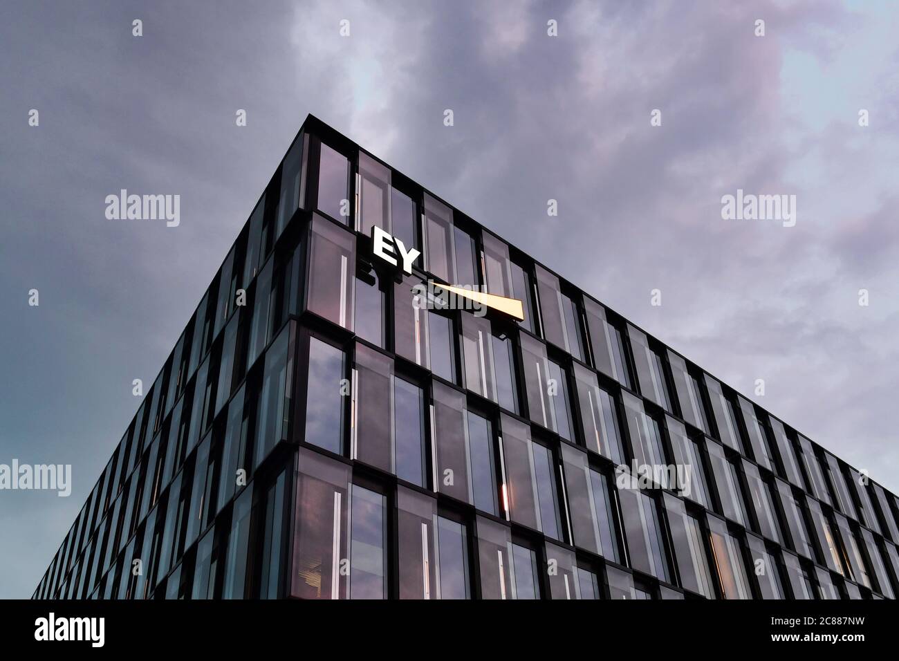 Ey office headquarters hi-res stock photography and images - Alamy