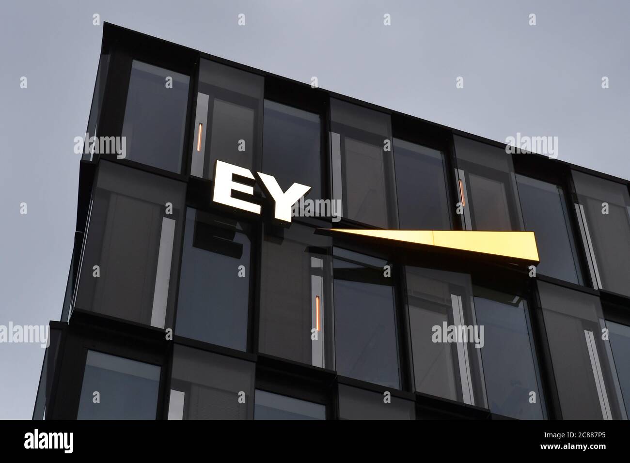 Ey office headquarters hi-res stock photography and images - Alamy