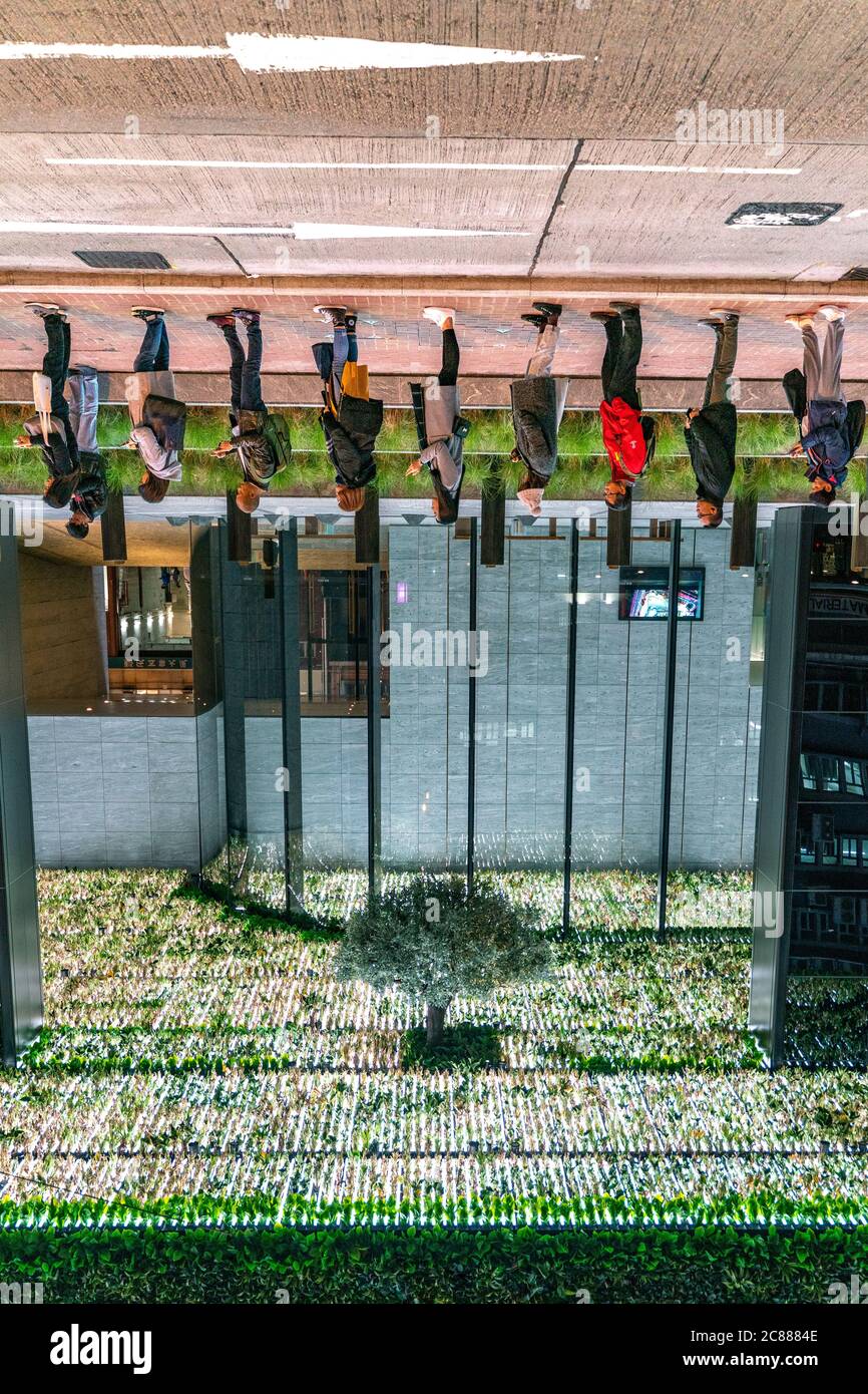 The people queue waiting for the bus at the bus stop Stock Photo - Alamy