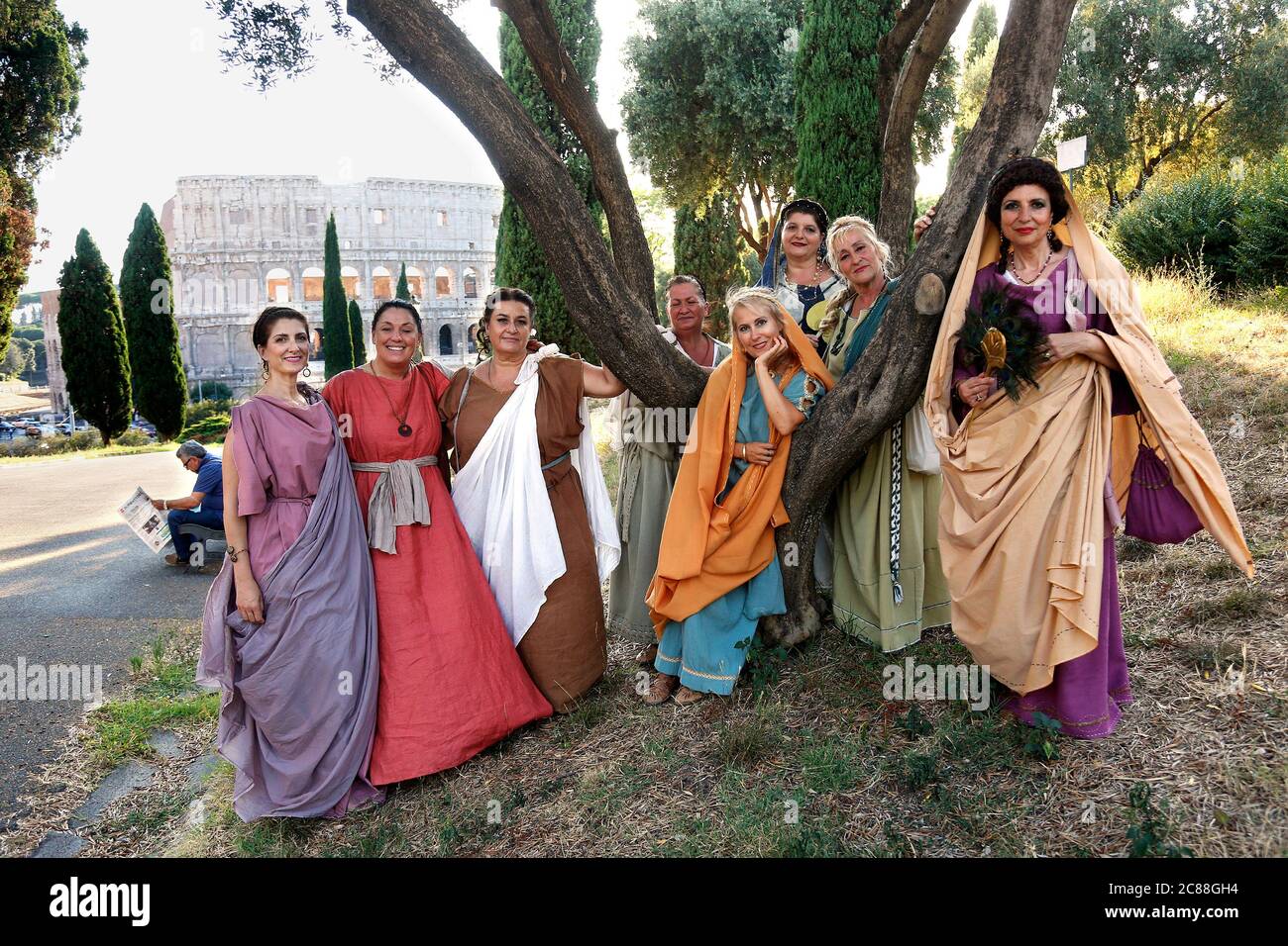 Group women coliseum rome italy hi-res stock photography and images - Alamy