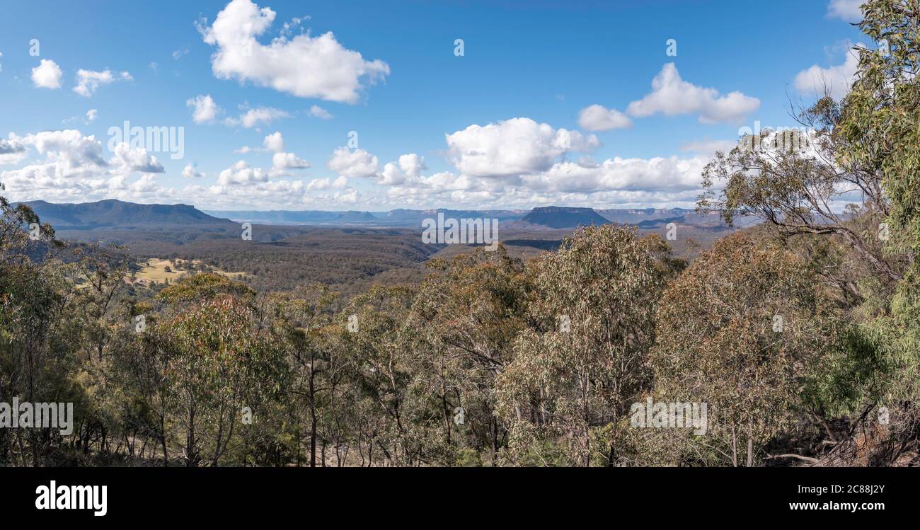 Pearsons Lookout overlooking the magnificent Capertee Valley in mid ...
