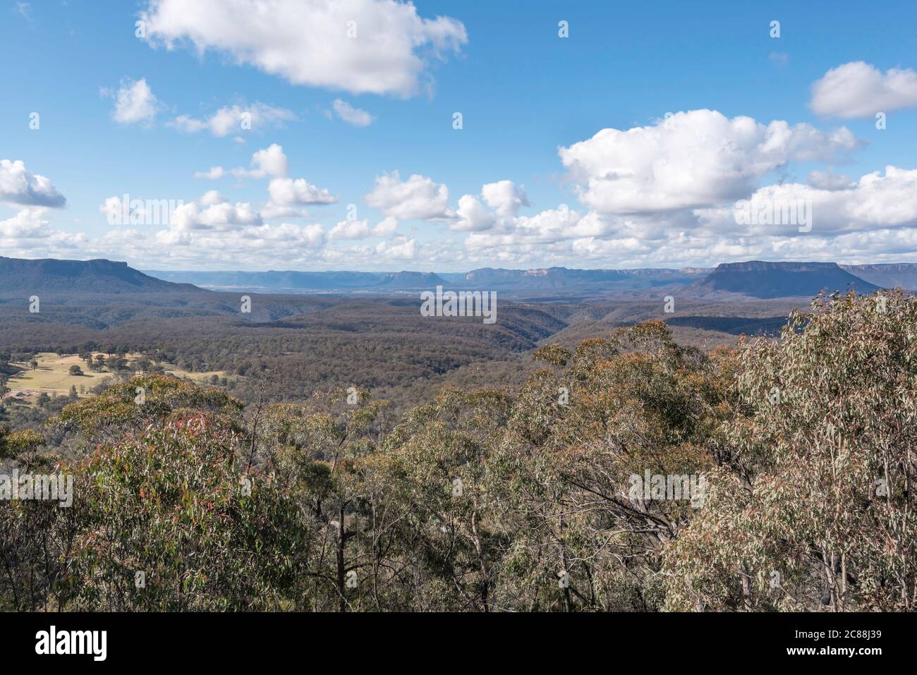 Pearsons Lookout overlooking the magnificent Capertee Valley in mid ...