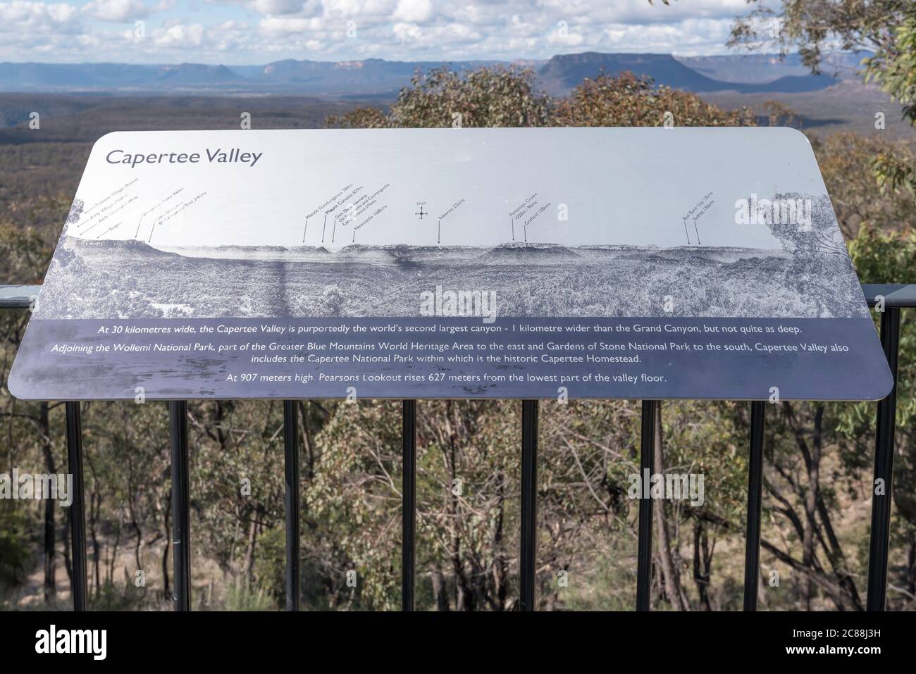 Pearsons Lookout overlooking the magnificent Capertee Valley in mid ...