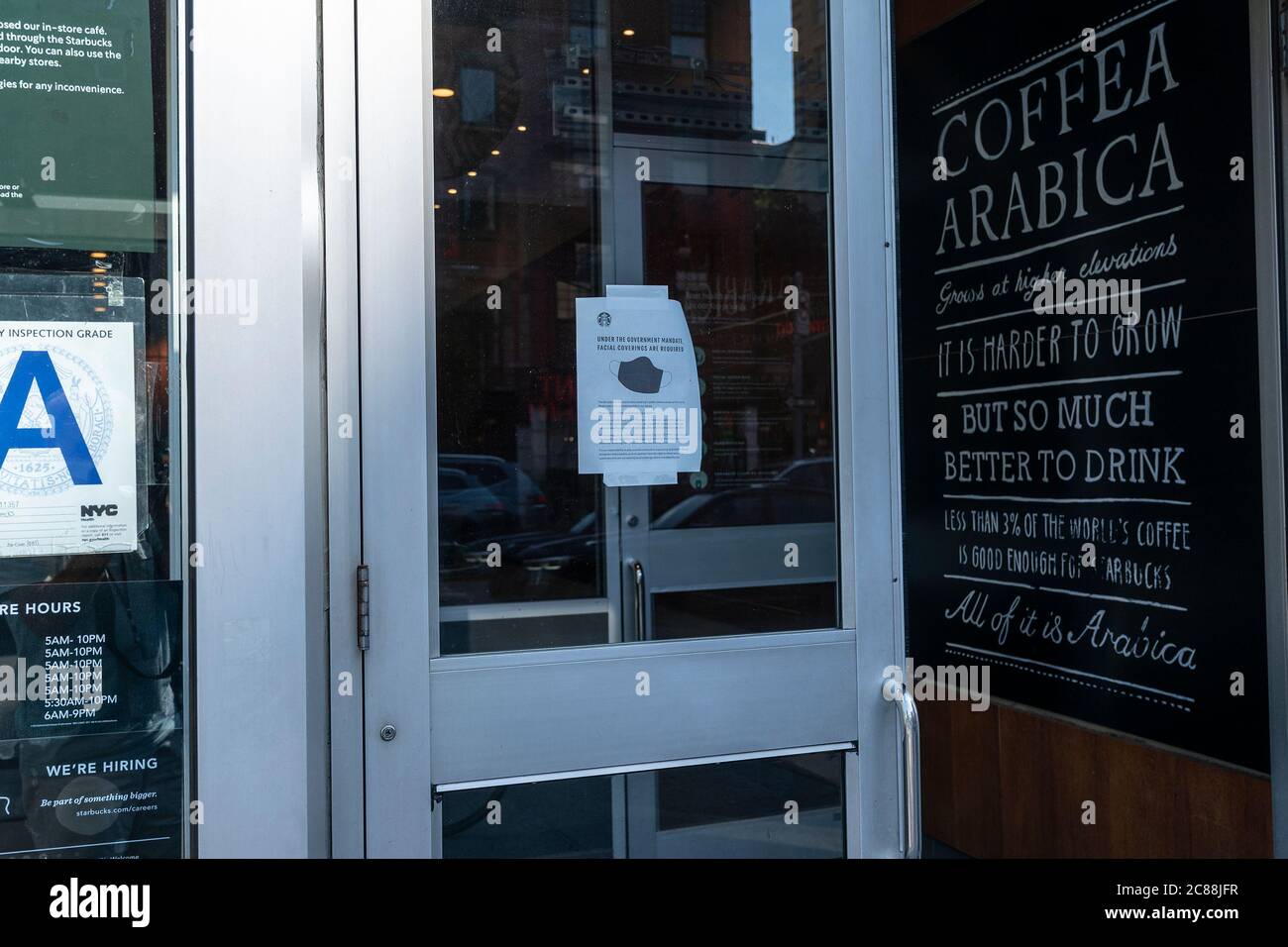 People wearing masks front doors hi-res stock photography and images ...