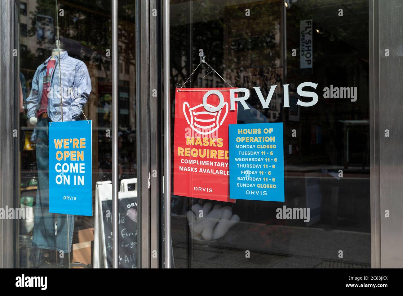 People wearing masks front doors hi-res stock photography and images ...