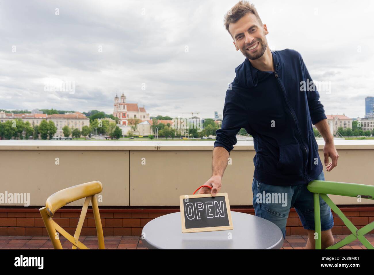Bar employee hi-res stock photography and images - Alamy
