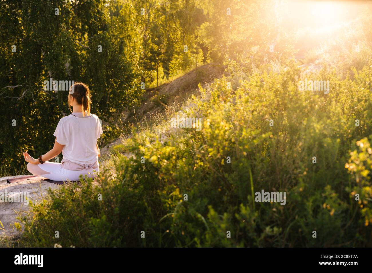 Woman back view sky sunbeam hi-res stock photography and images - Alamy