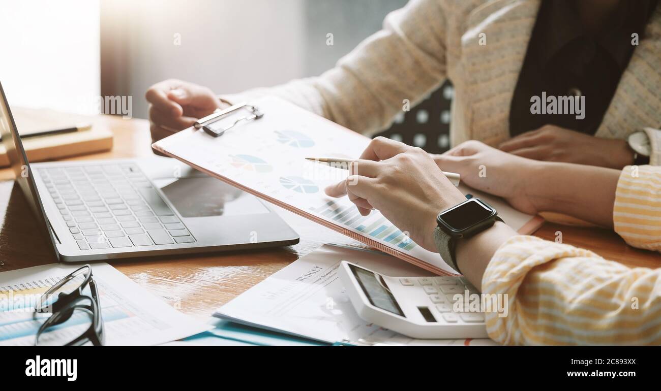 Asian business meeting analyze hi-res stock photography and images - Alamy