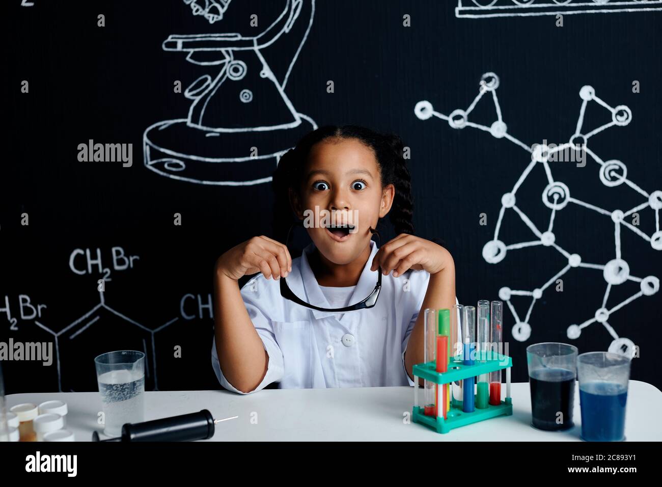 Girls doing experiment in school hi-res stock photography and images ...