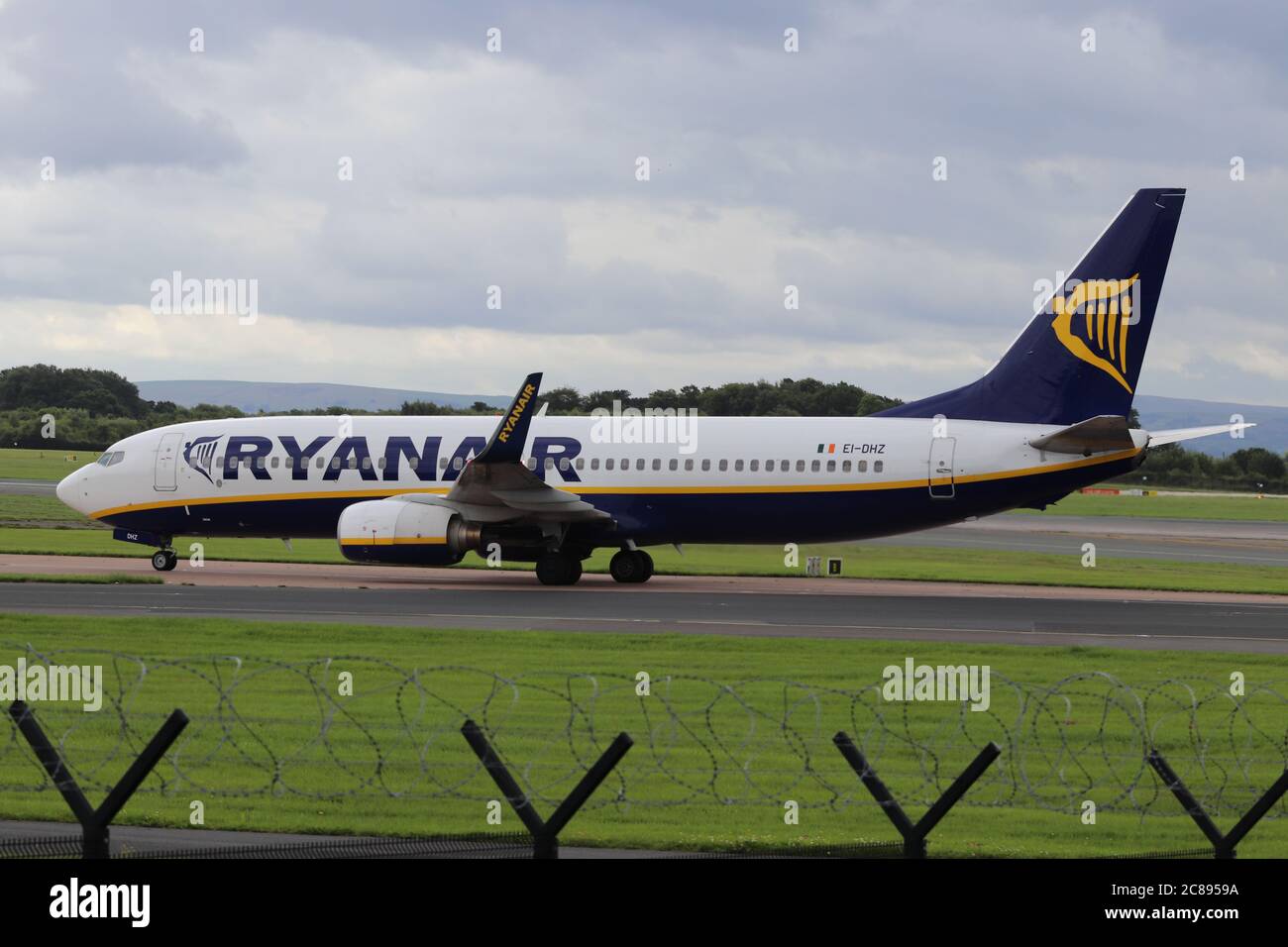 Ryanair Boeing 737-800 aircraft at Manchester airport Credit : Mike ...