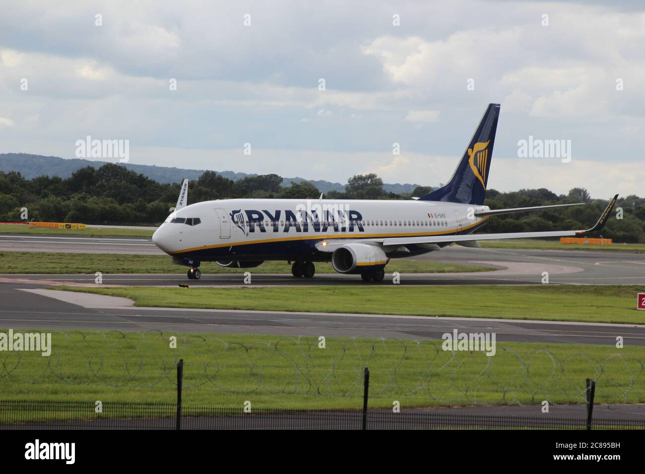 Ryanair Boeing 737-800 aircraft at Manchester airport Credit : Mike ...
