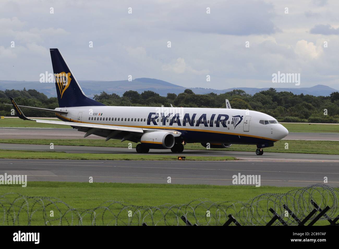 Ryanair Boeing 737-800 aircraft at Manchester airport, Runway views ...