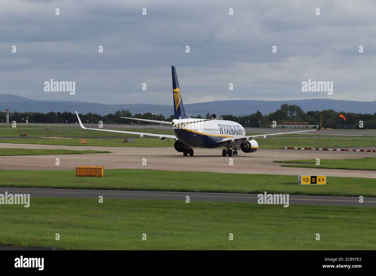 Ryanair Boeing 737-800 aircraft at Manchester airport, Runway views ...