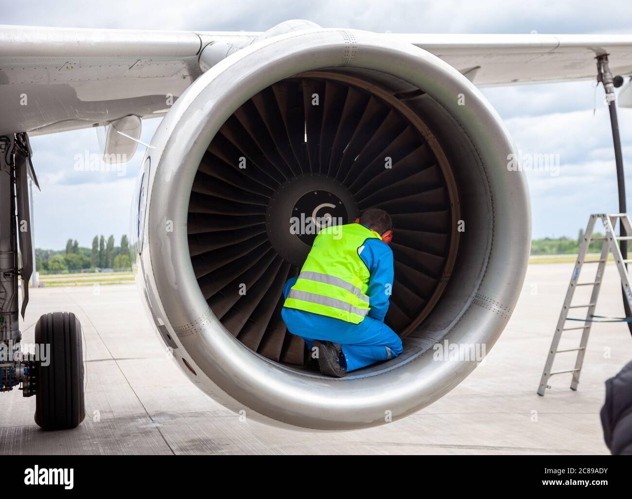 Worker checks turbine aircraft hi-res stock photography and images - Alamy