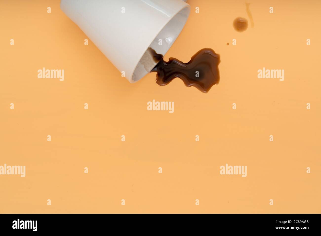 Fallen coffee cup with spilled coffee flat lay top view Stock Photo - Alamy
