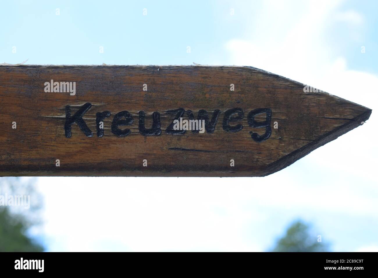 wooden hiking sign Stock Photo - Alamy