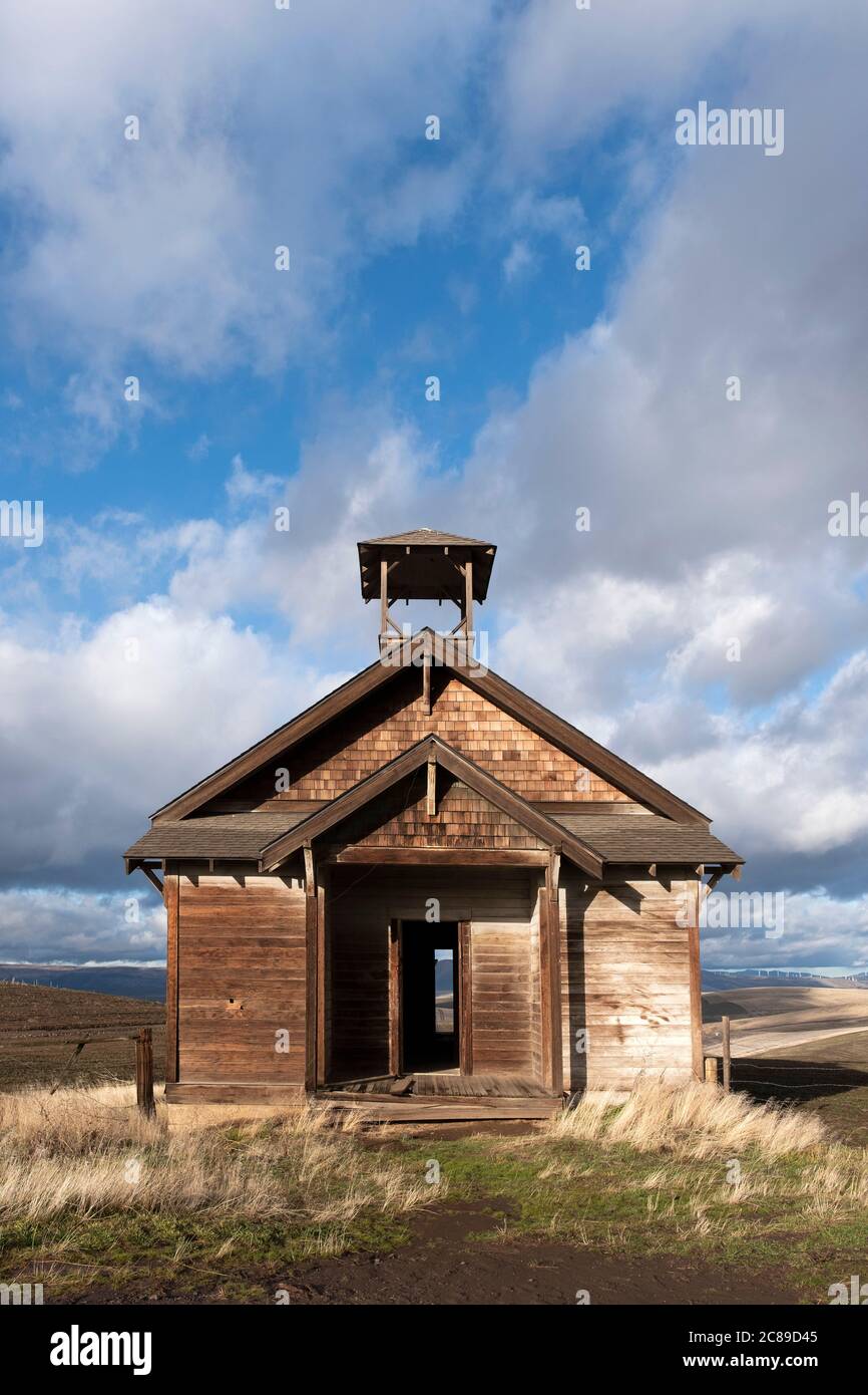 Abandoned one room schoolhouse on the prairie of central Oregon in ...
