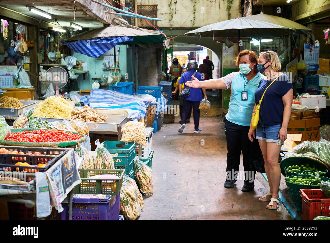 Touring around the flower market with an expert guide downtown Chak ...