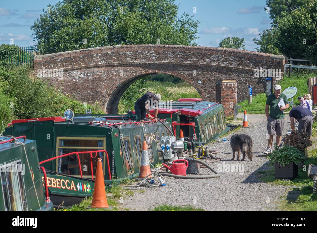 England, Wiltshire, Great Bedwyn, Kennet & Avon canal Stock Photo - Alamy