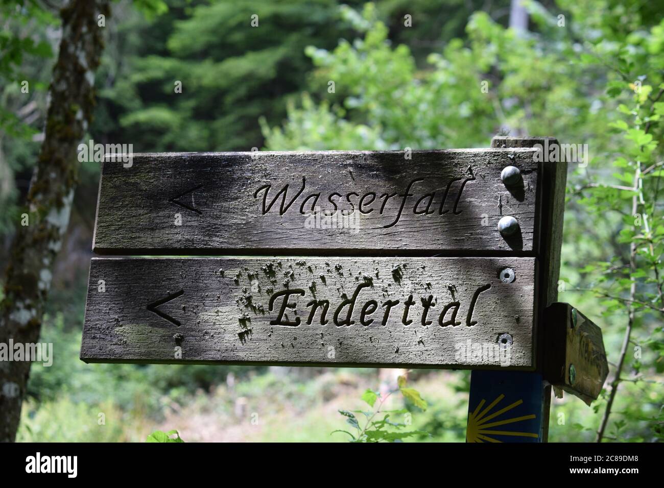wooden hiking sign Stock Photo - Alamy