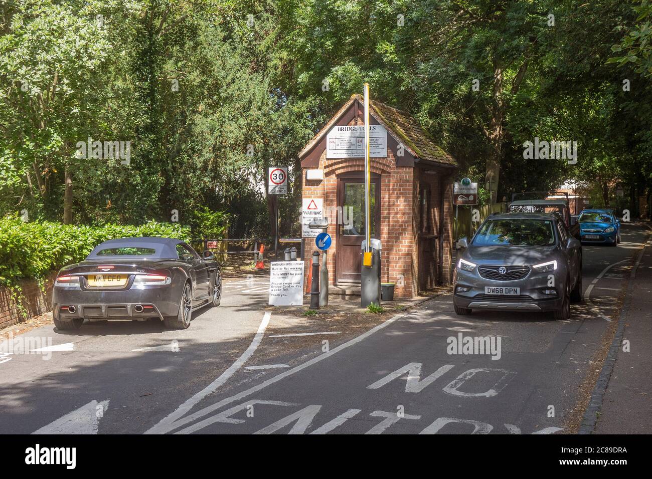 England, Oxfordshire, Whitchurch, river Thames, toll bridge, cars ...