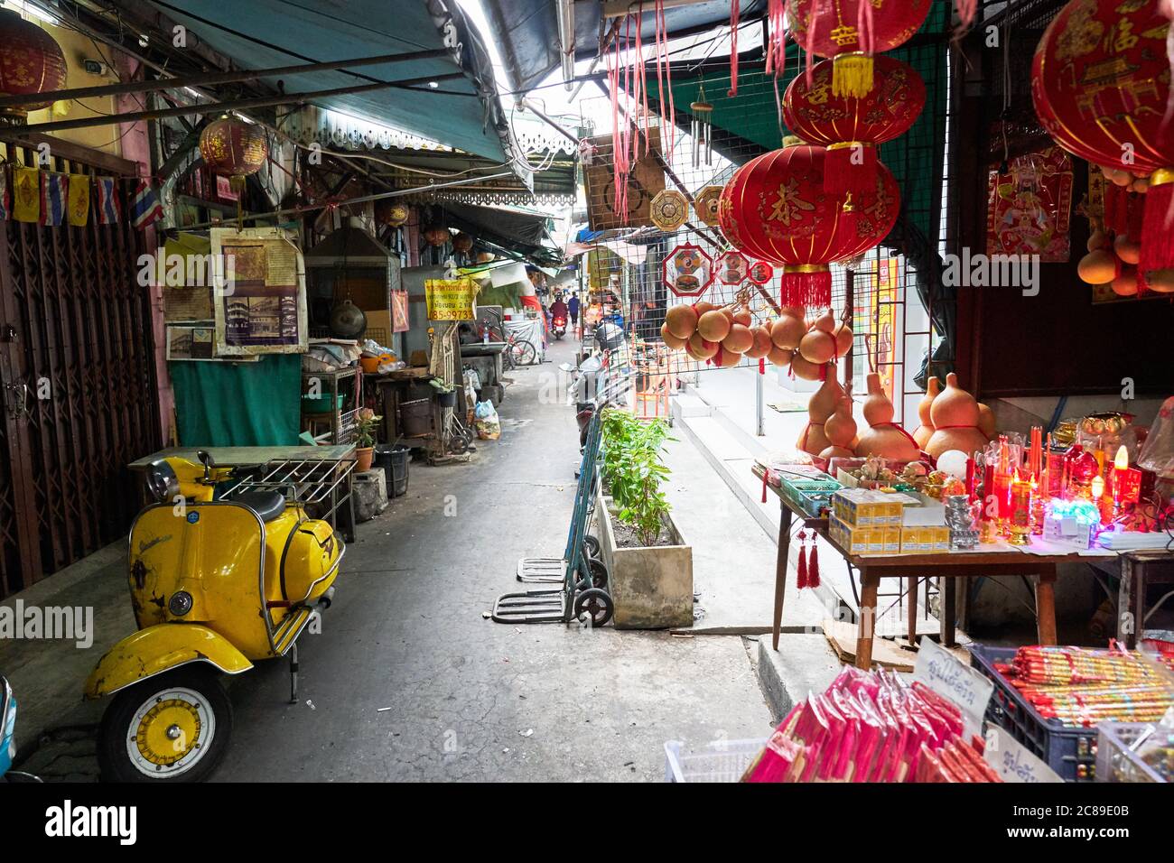 Guided by a local tour guide around a food market in Bangkok Stock ...