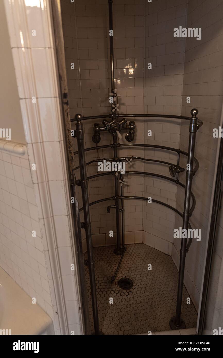 Victorian bathtub hi-res stock photography and images - Alamy