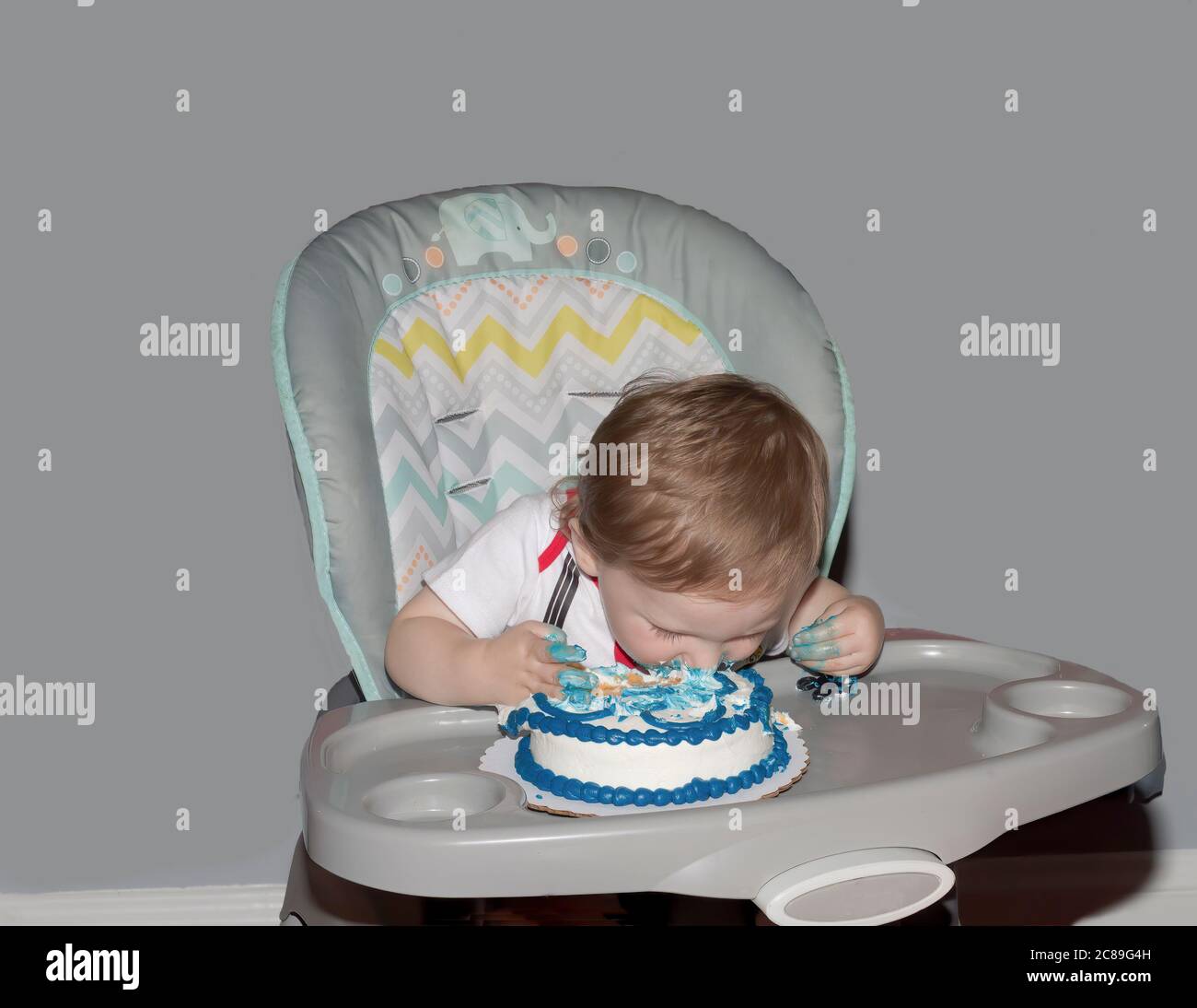Hand smashing a cake hi-res stock photography and images - Alamy