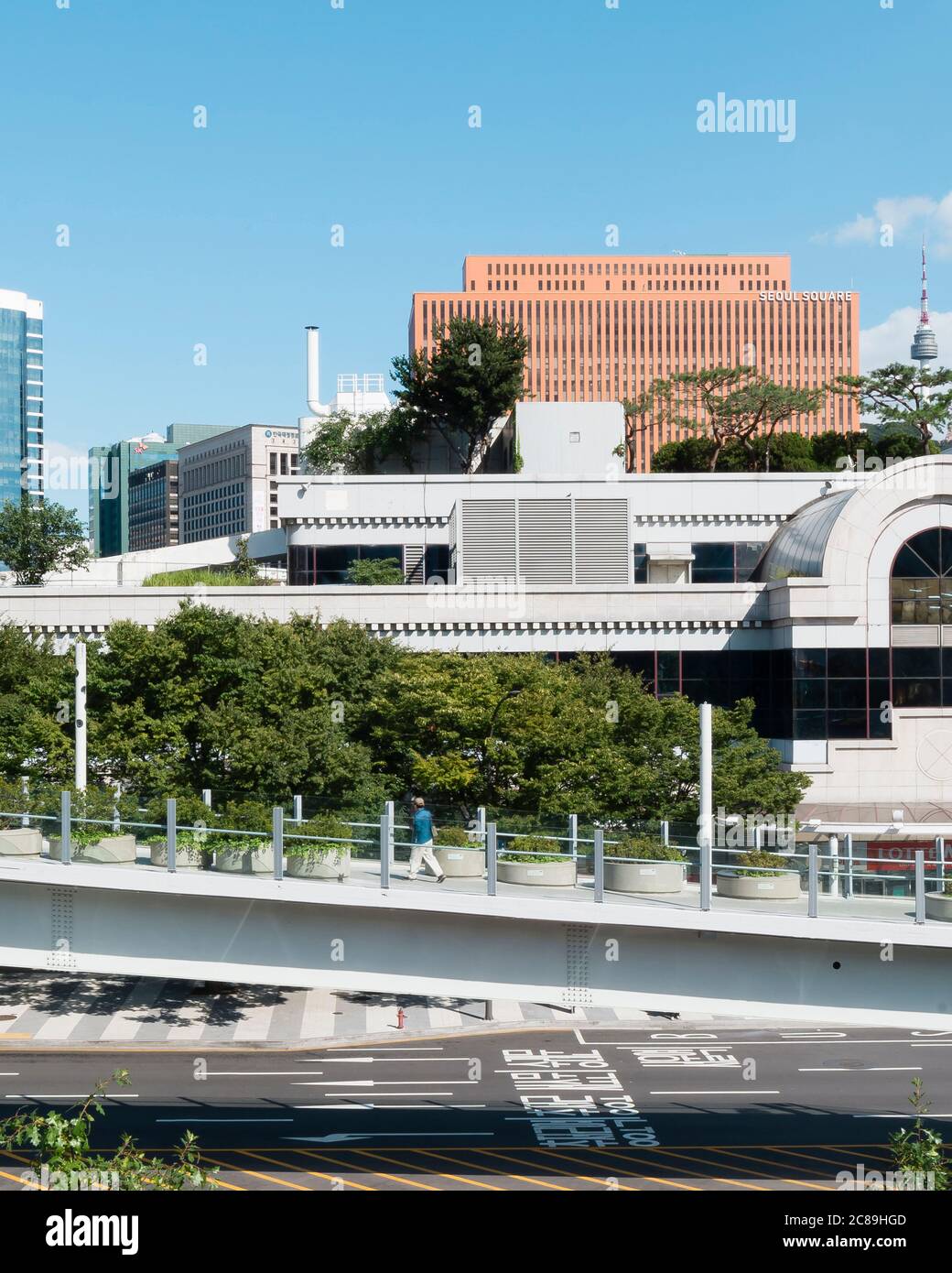 General view of the skygarden with infrastructure and streets. Seoullo ...