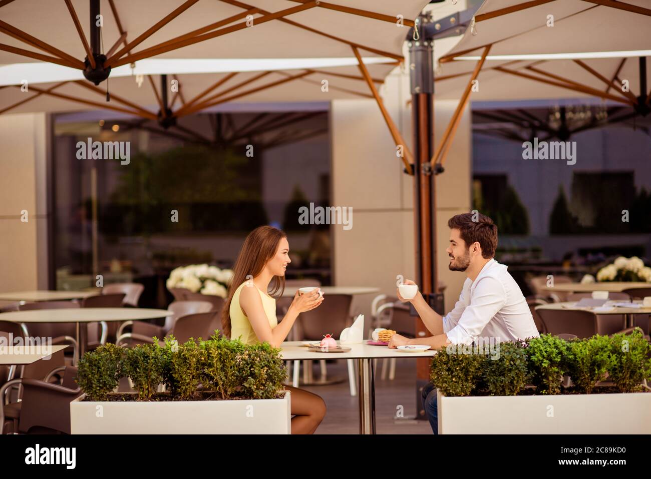 Couple having brunch outside hi-res stock photography and images - Alamy