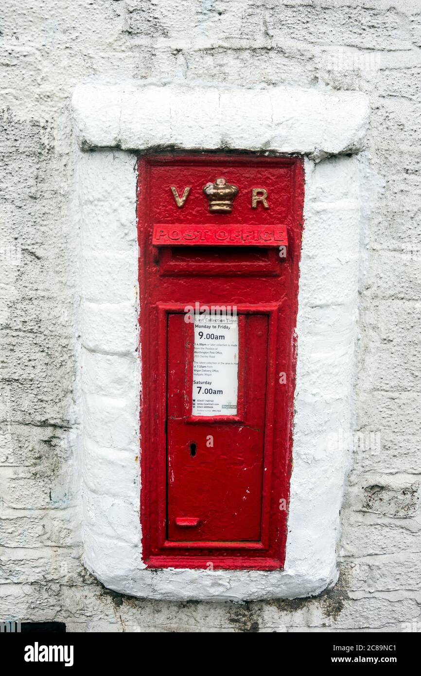 Victorian wall mounted post box hi-res stock photography and images - Alamy