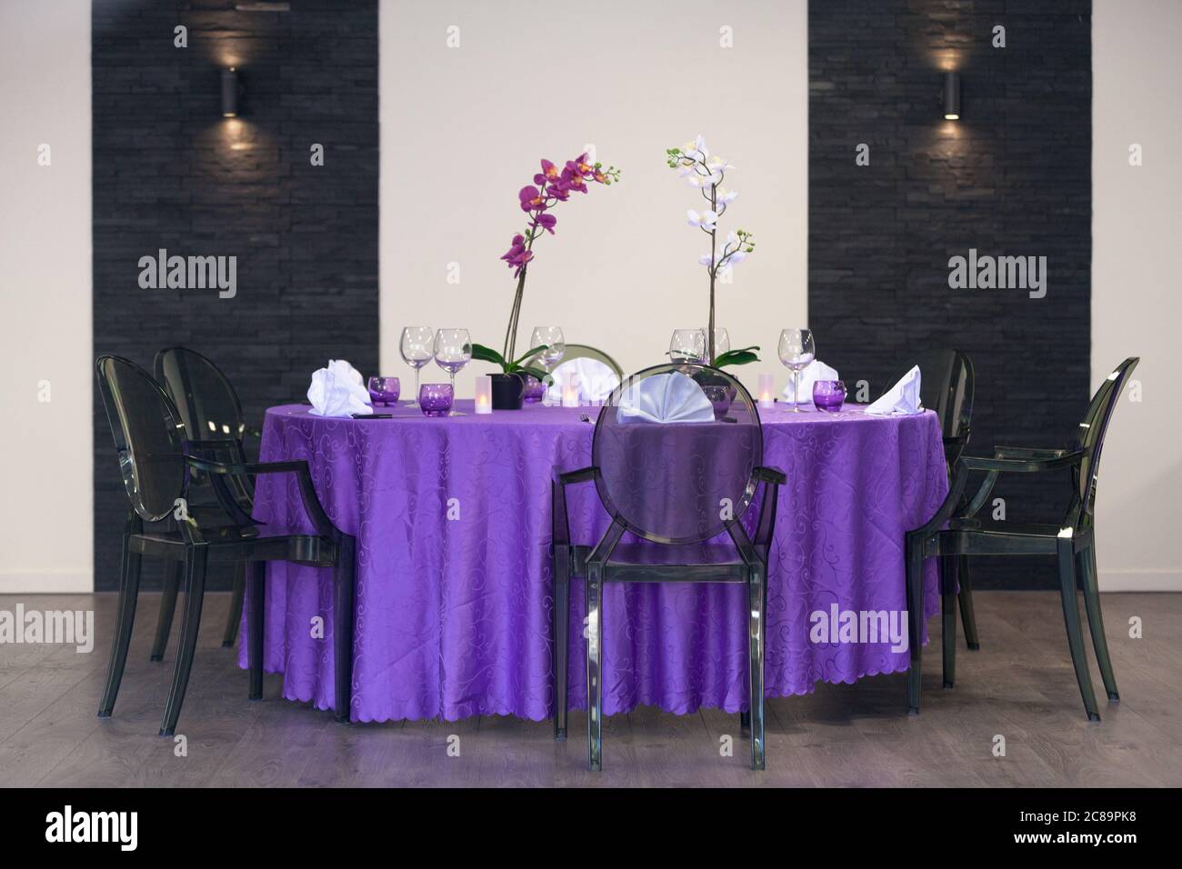 Inside of empty modern restaurant, no people Stock Photo - Alamy