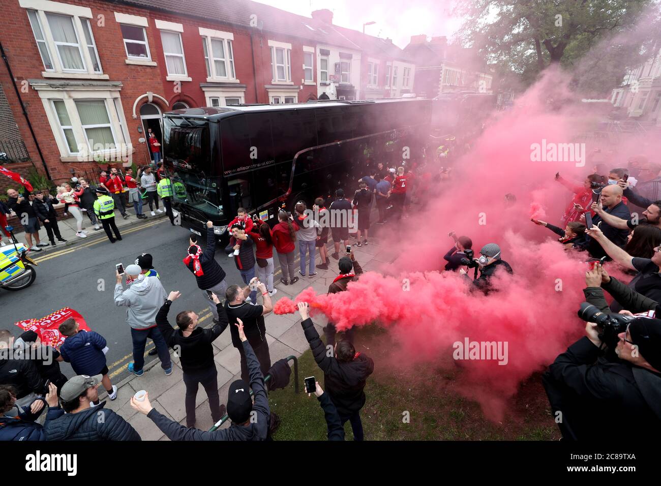 Liverpool fans set flares outside anfield hi-res stock photography and ...