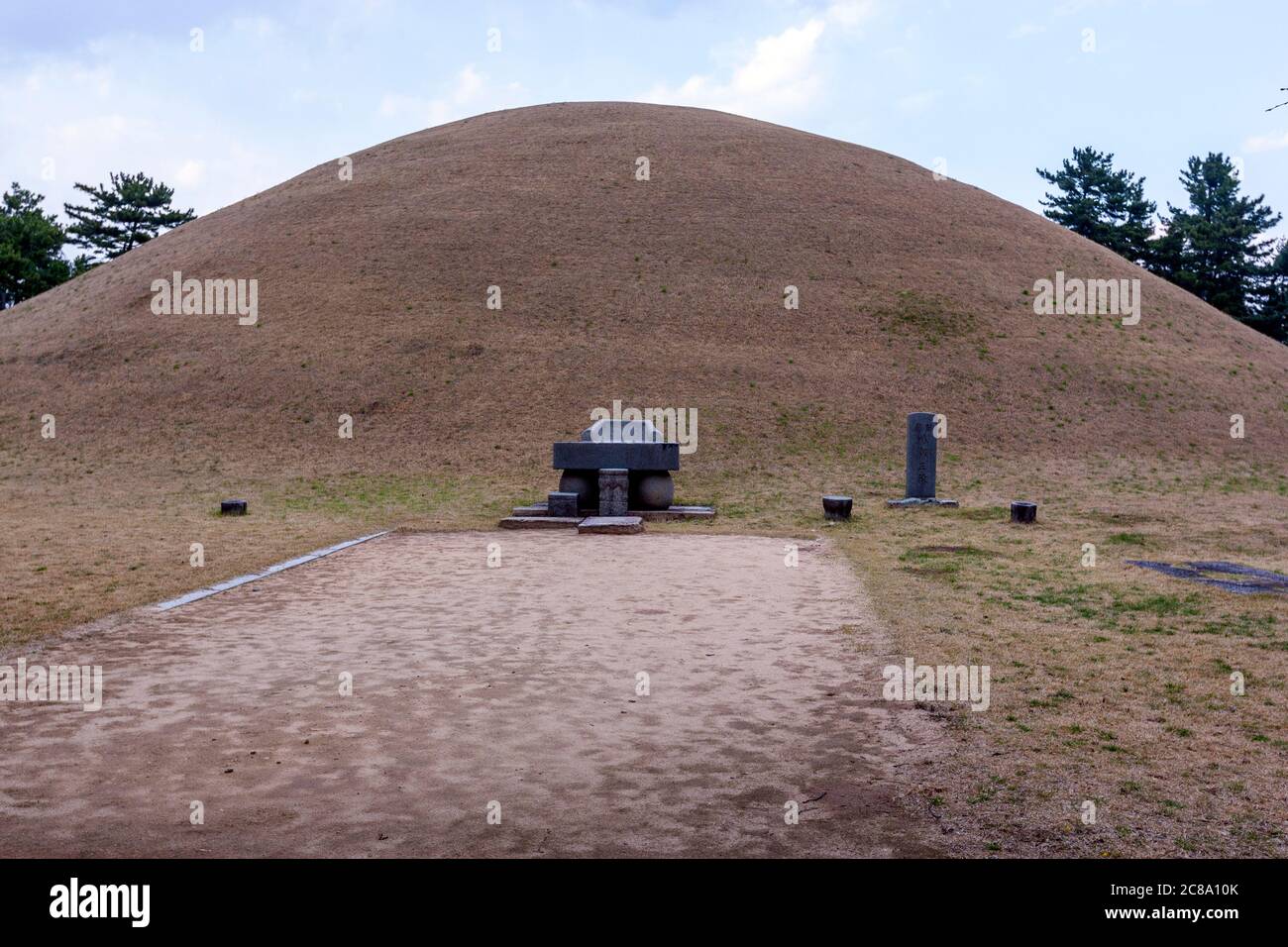 Tumuli Park (Daereungwon Tomb Complex), Gyeongju, South Korea Stock ...