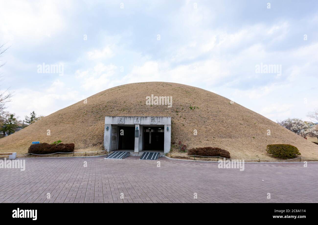 Entrance to Cheonmachong, Tumuli Park (Daereungwon Tomb Complex ...
