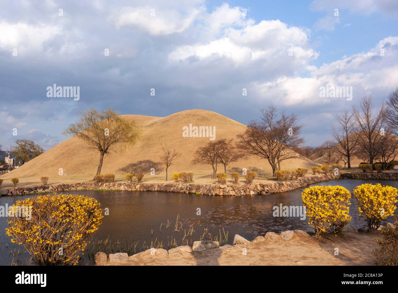Pond in Tumuli Park (Daereungwon Tomb Complex), Gyeongju, South Korea ...