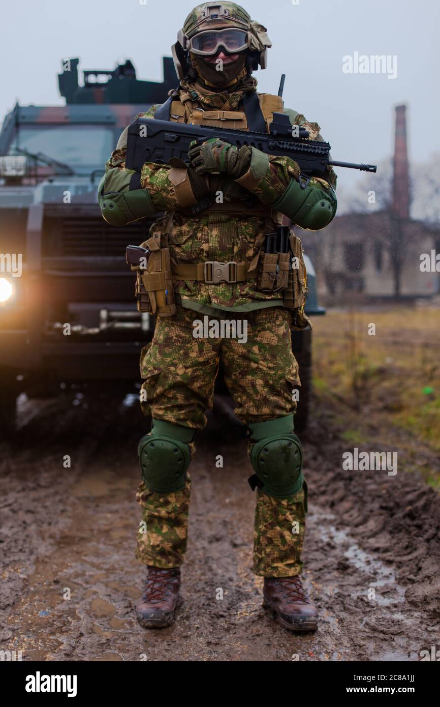 Soldiers waiting on the battlefield hi-res stock photography and images ...