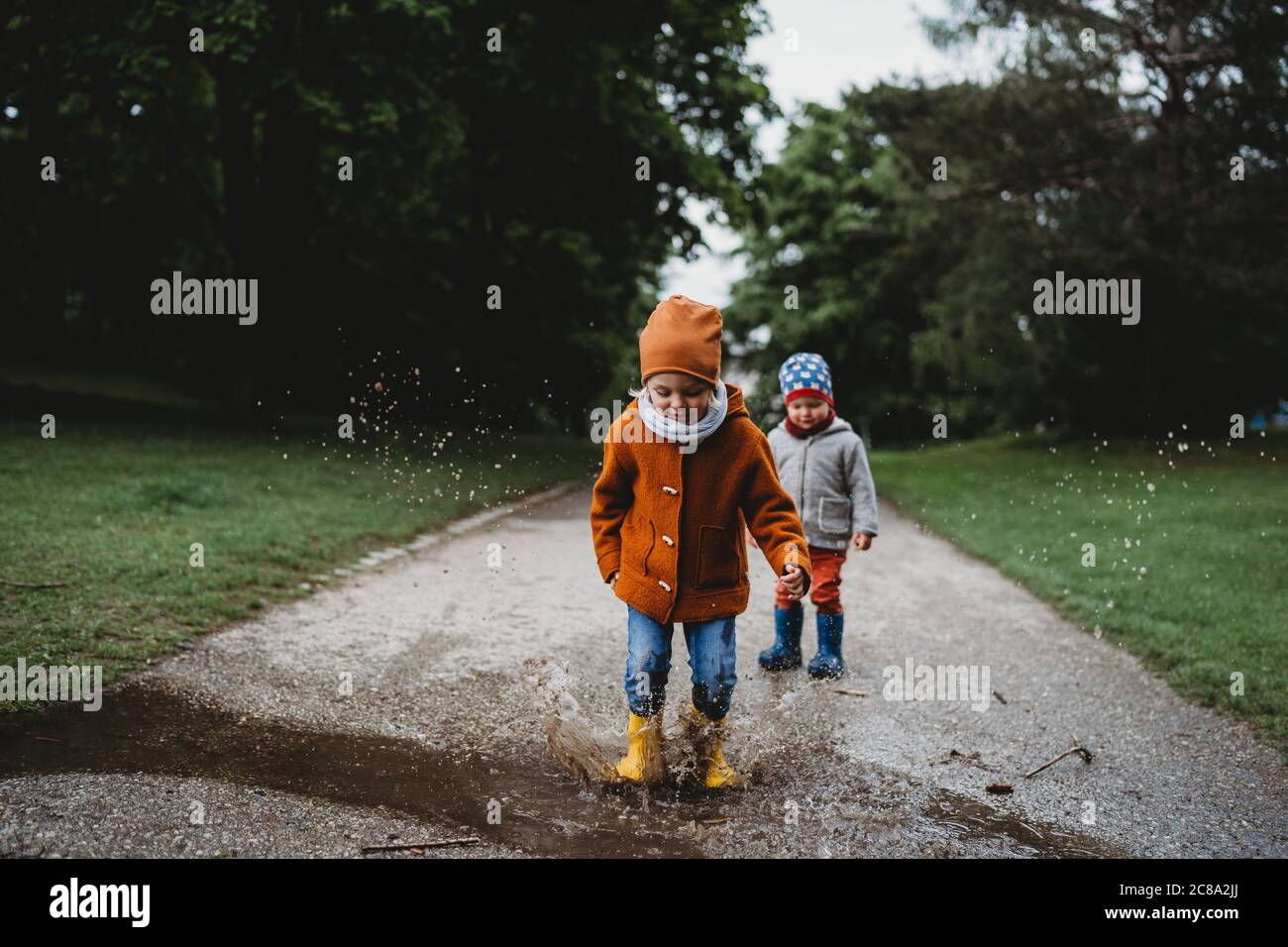 Kids jumping puddle hi-res stock photography and images - Alamy