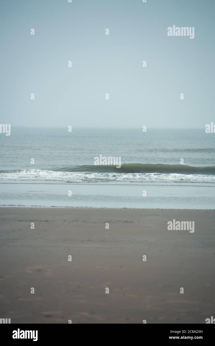 Empty sand beach ocean waves hi-res stock photography and images - Alamy