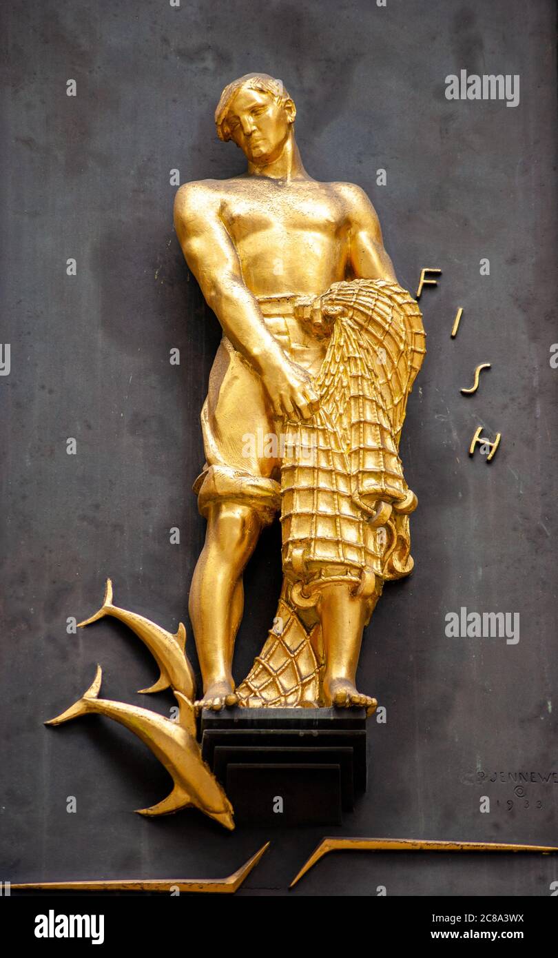 Sculpture fisherman with net hi-res stock photography and images - Alamy