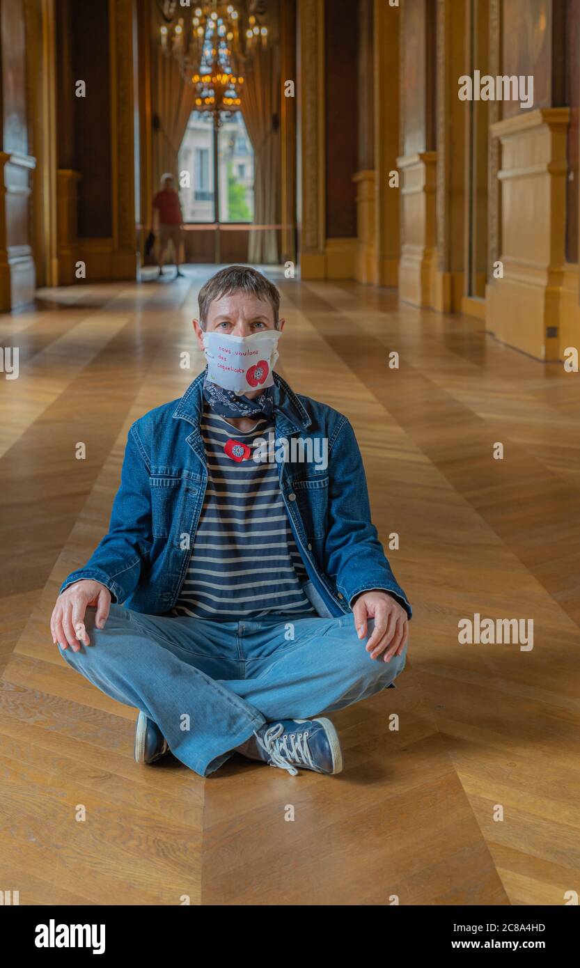 Paris murals woman france hi-res stock photography and images - Alamy