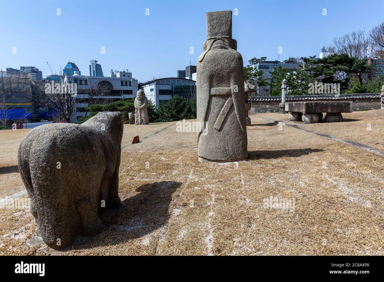 Stone statues of scholars, soldiers, horses and other animals.The tomb ...
