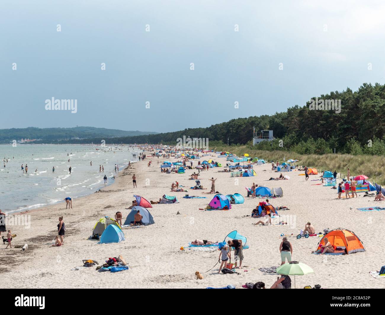 Badestrand am KdF Seebad Prora an der Küste von Binz im Sommer Baden in ...