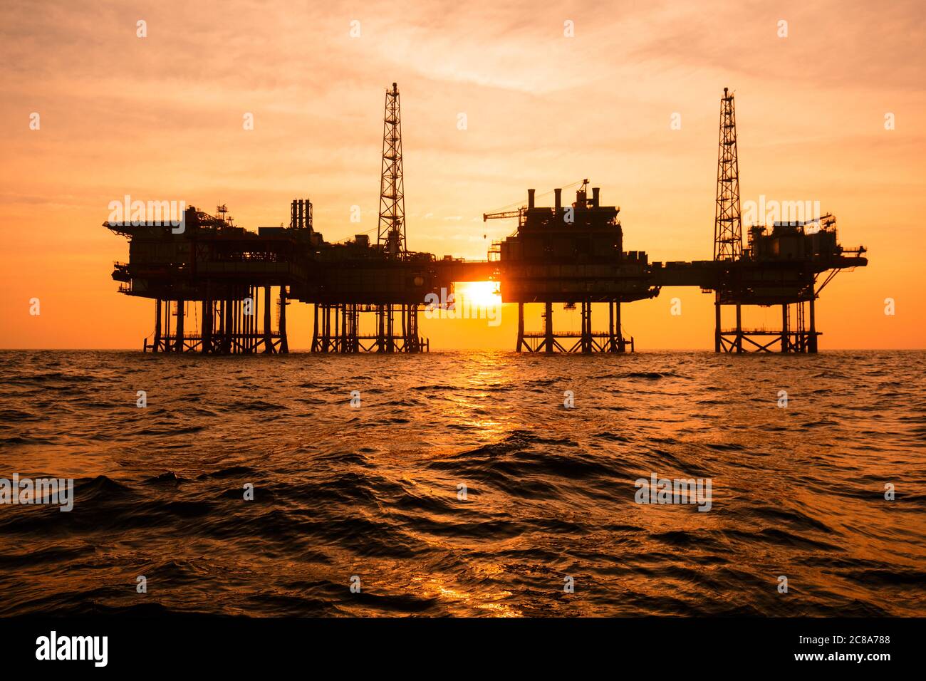 Offshore oil platform hi-res stock photography and images - Alamy