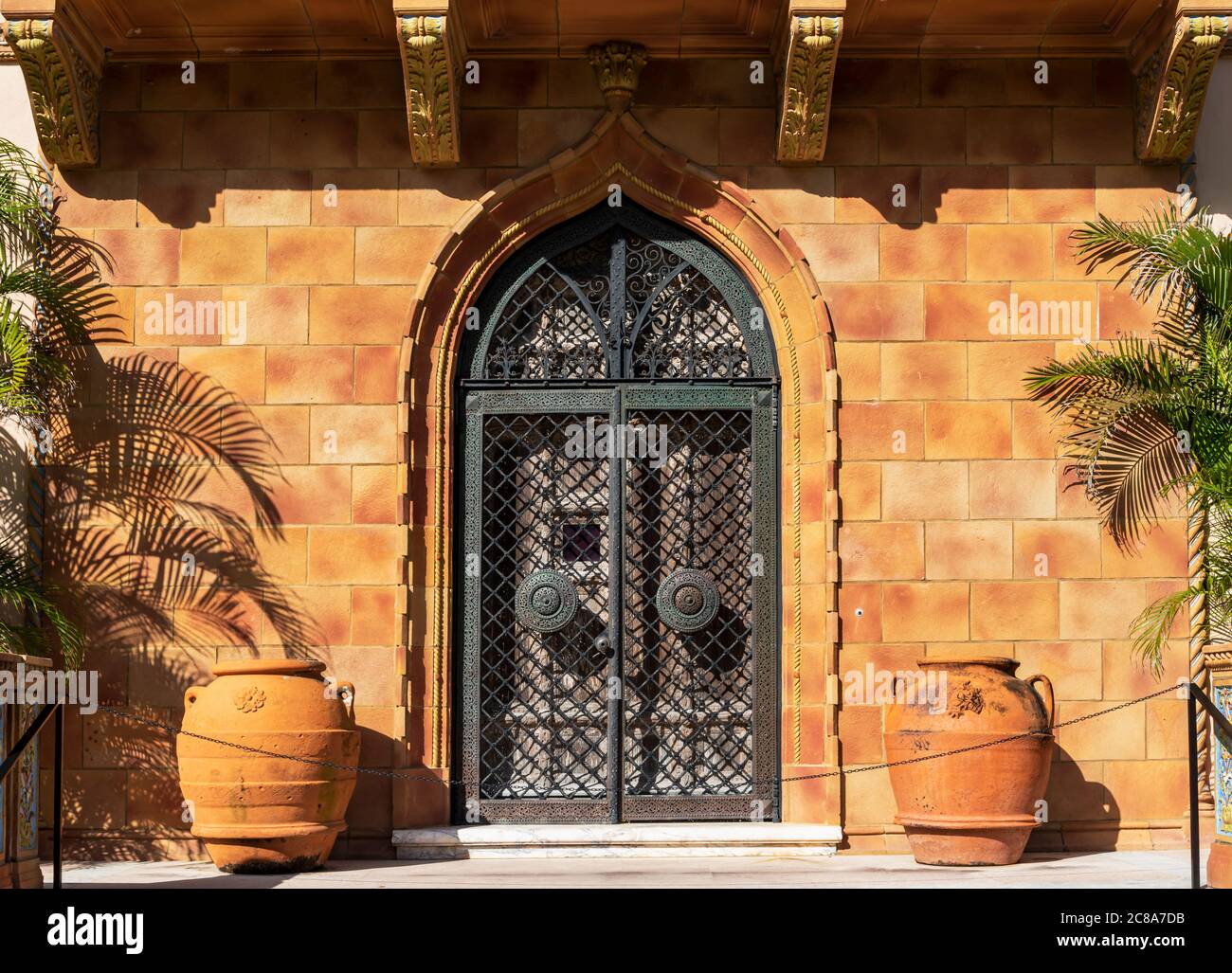 Beautiful house entrance building hi-res stock photography and images ...