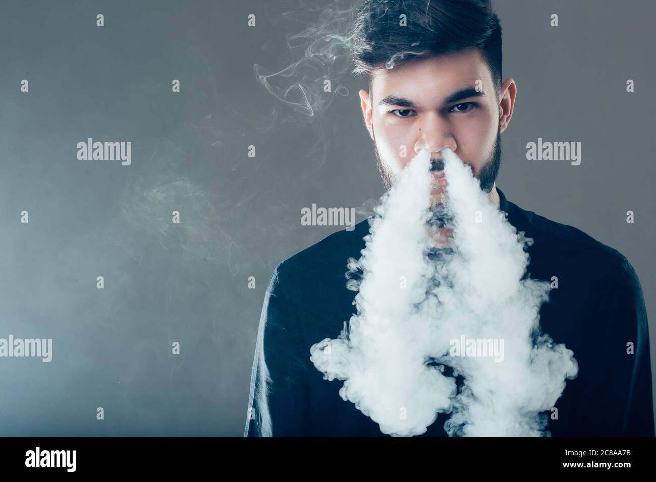 Men vaping releases cloud hi-res stock photography and images - Alamy
