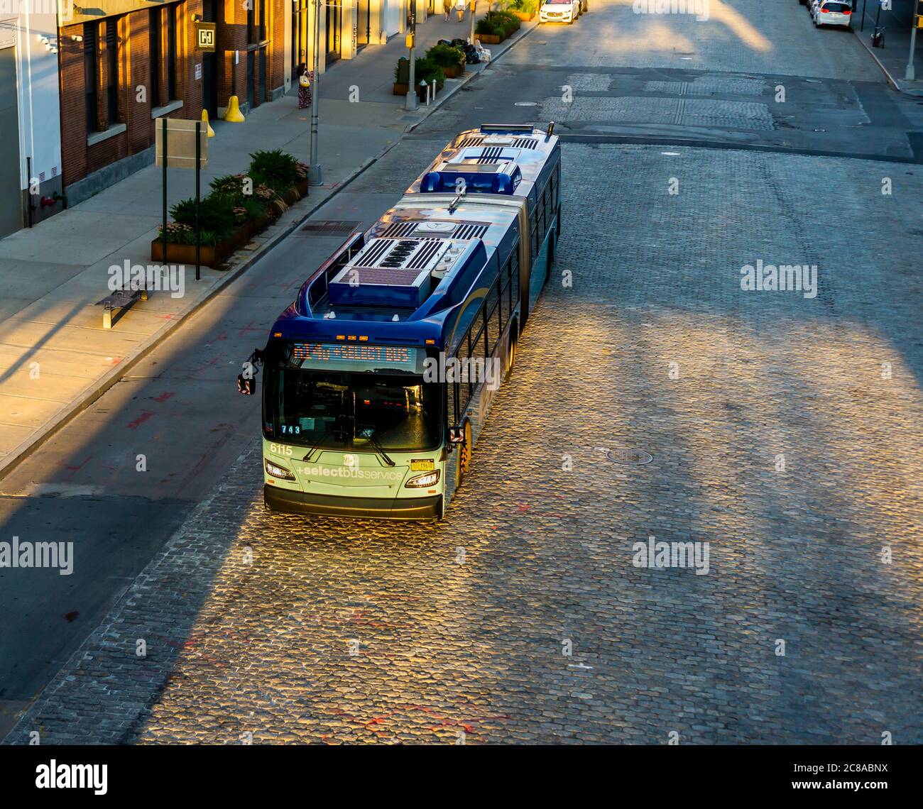 New york hybrid bus hi-res stock photography and images - Alamy