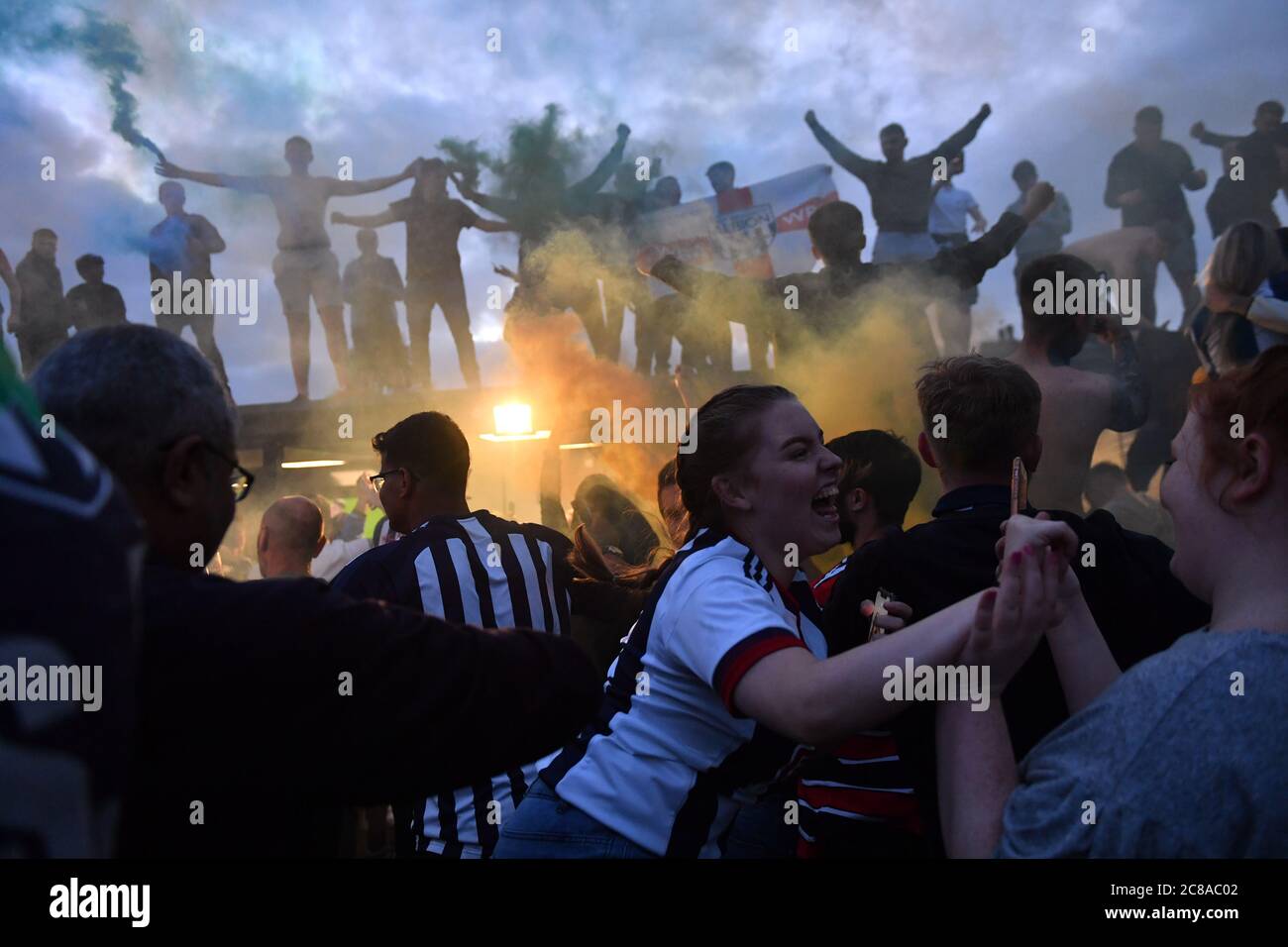 English premier league fans hi-res stock photography and images - Alamy